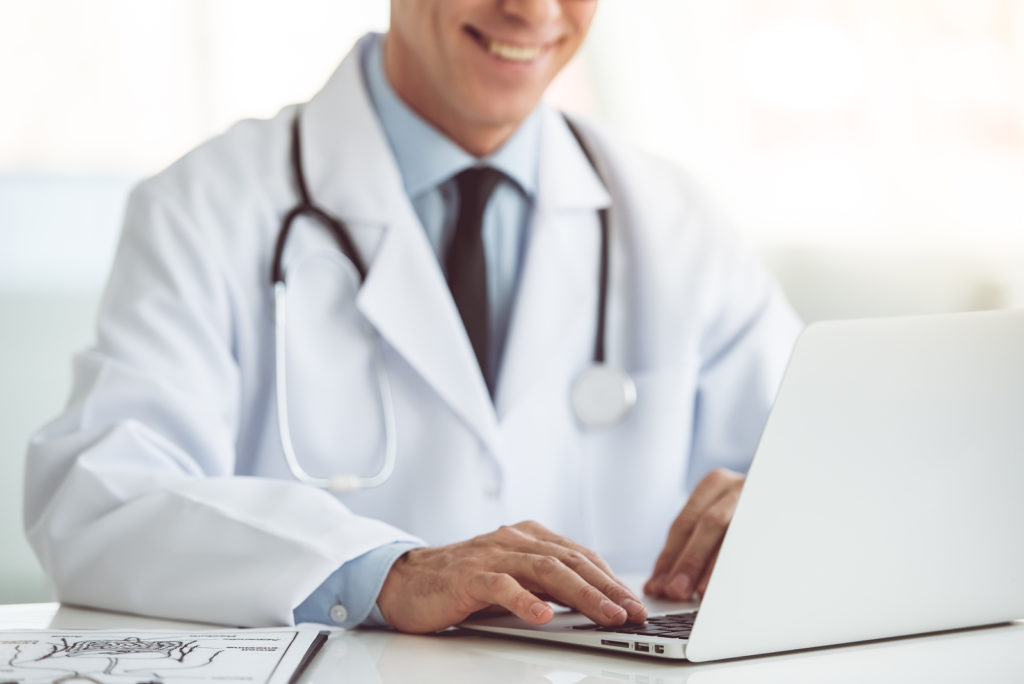 Physician using laptop and USB Ultrasound Probe | Interson Corporation